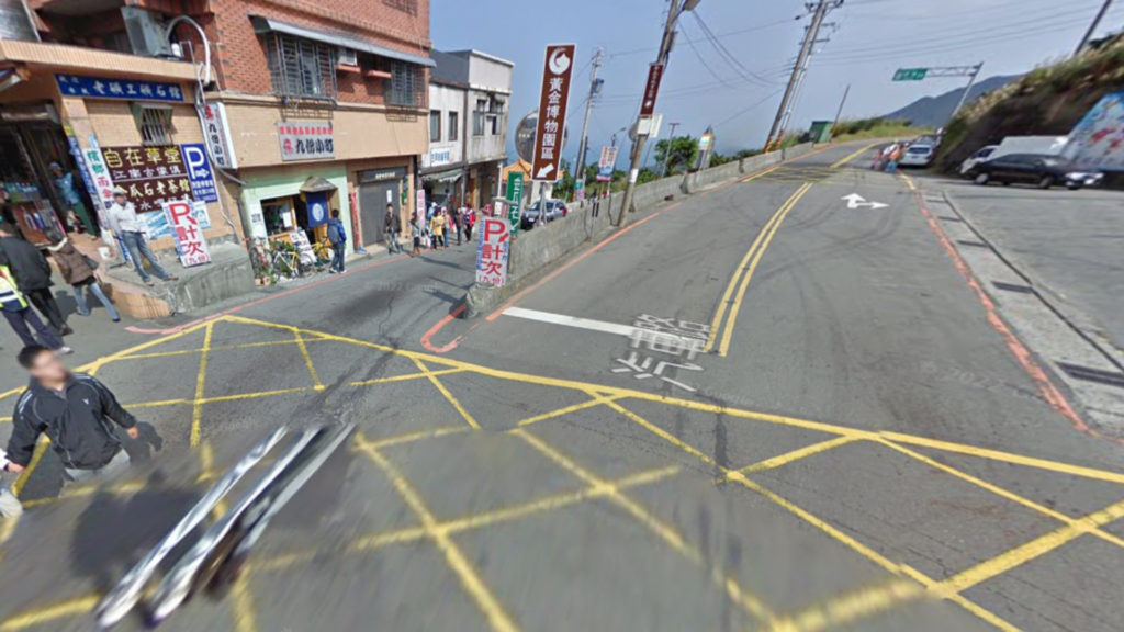 想右轉卻得先逆向？九份怪異道路標線惹議 | 地球黃金線