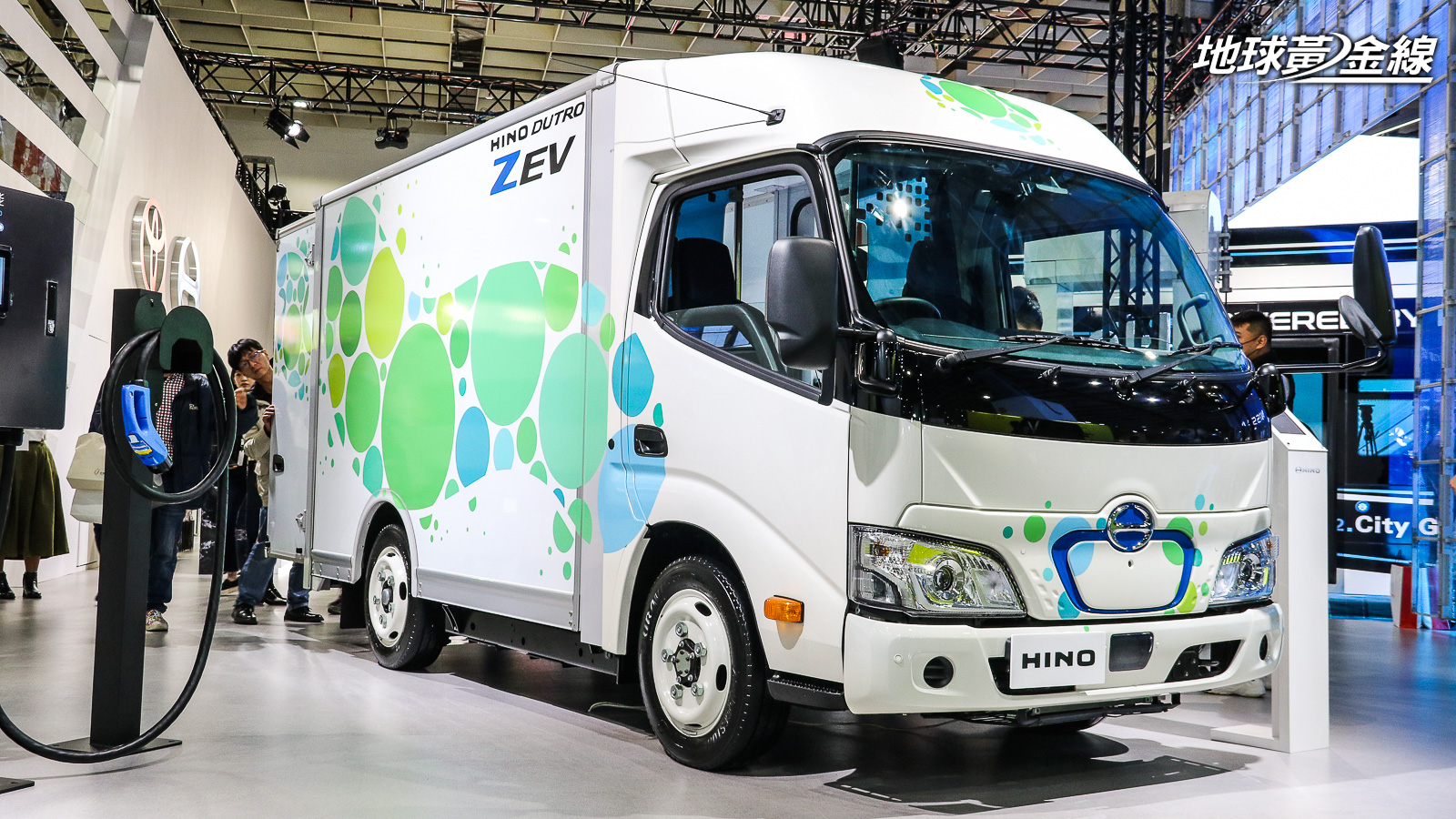 Hiace露營車即刻啟動接單，氫燃料電動巴士與純電小貨車同步亮相 | 地球黃金線