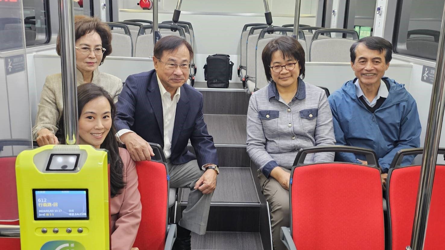 鴻海Model T電動公車投入台北市2條路線，首批配備內輪差警示 | 地球黃金線