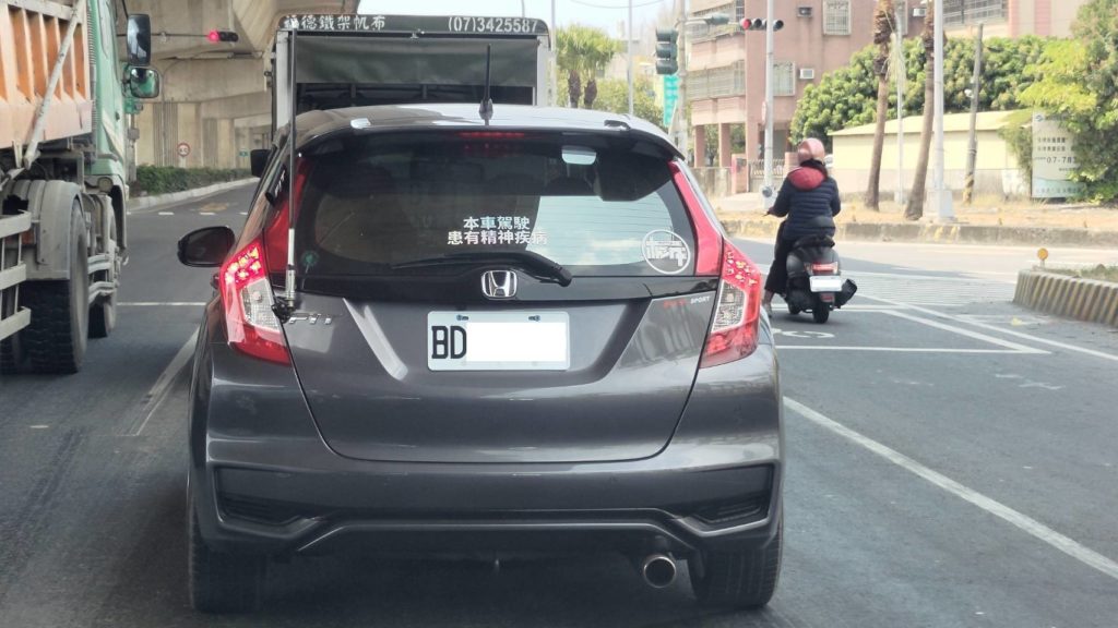 小車不想被逼車求問「怎麼改裝才夠兇？」網歪樓建議「變戰損版或貼iRent」 | 地球黃金線