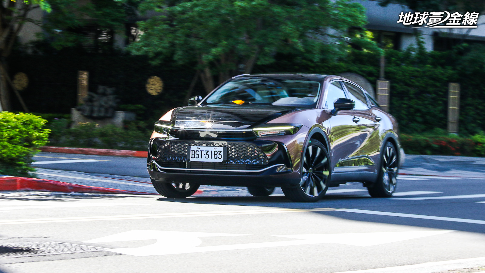 試駕／Crown皇家版才是真皇冠，2.4T動力入注豪華性能全面昇華 | 地球黃金線