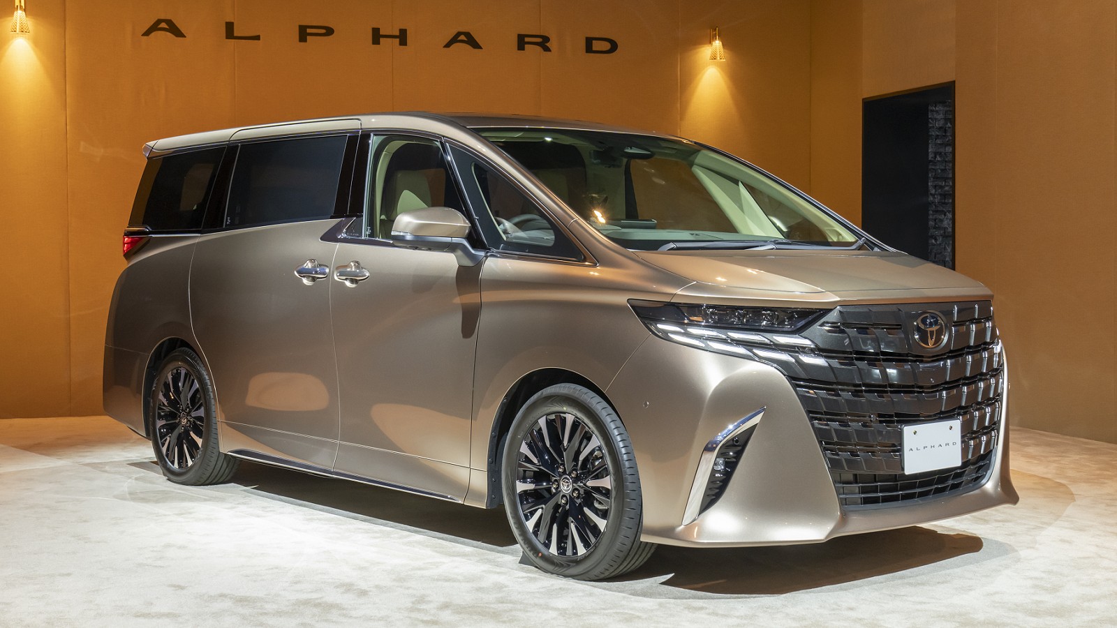 Toyota Alphard傳明年推2個新車型，95萬入門版與頂規4座PHEV將登場 | 地球黃金線