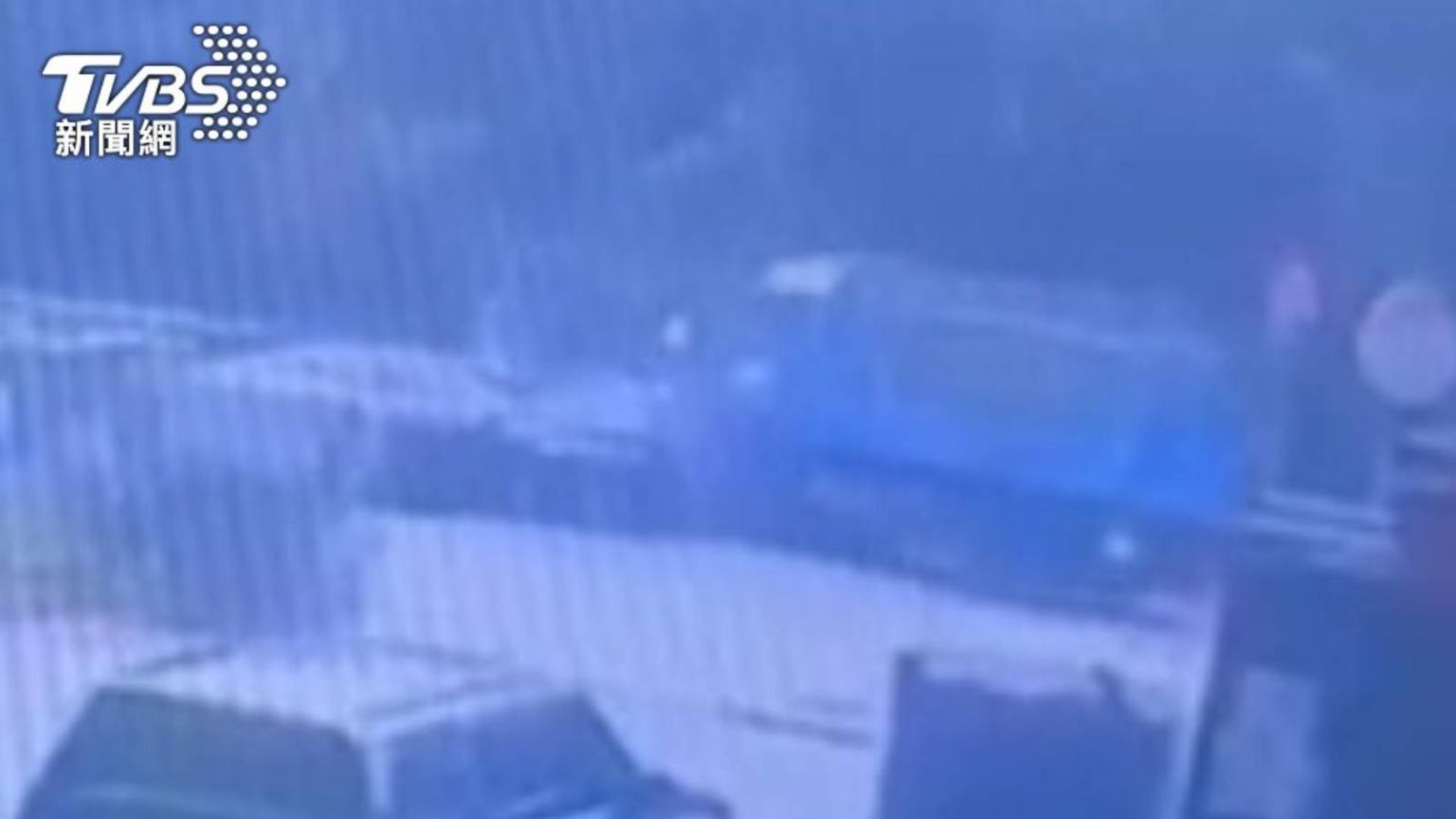 無照男疑似為撿手機慘釀禍！BMW逆向衝撞貨車車頭全毀 | 地球黃金線