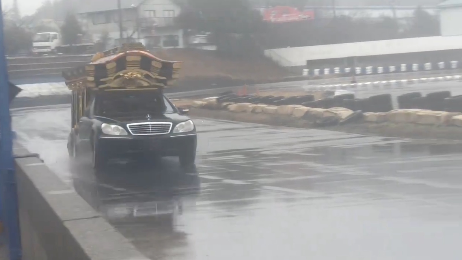 賓士S-Class「靈車」下賽道玩起飄移！網友笑稱對逝者的懲罰 | 地球黃金線