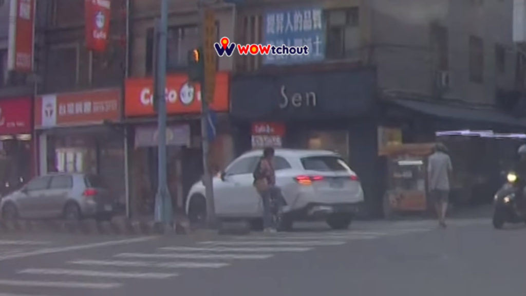 女子過馬路險遭賓士車撞！出腳反擊引網讚 | 地球黃金線