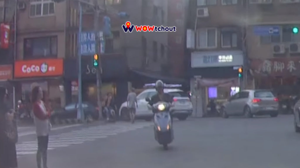 女子過馬路險遭賓士車撞！出腳反擊引網讚 | 地球黃金線