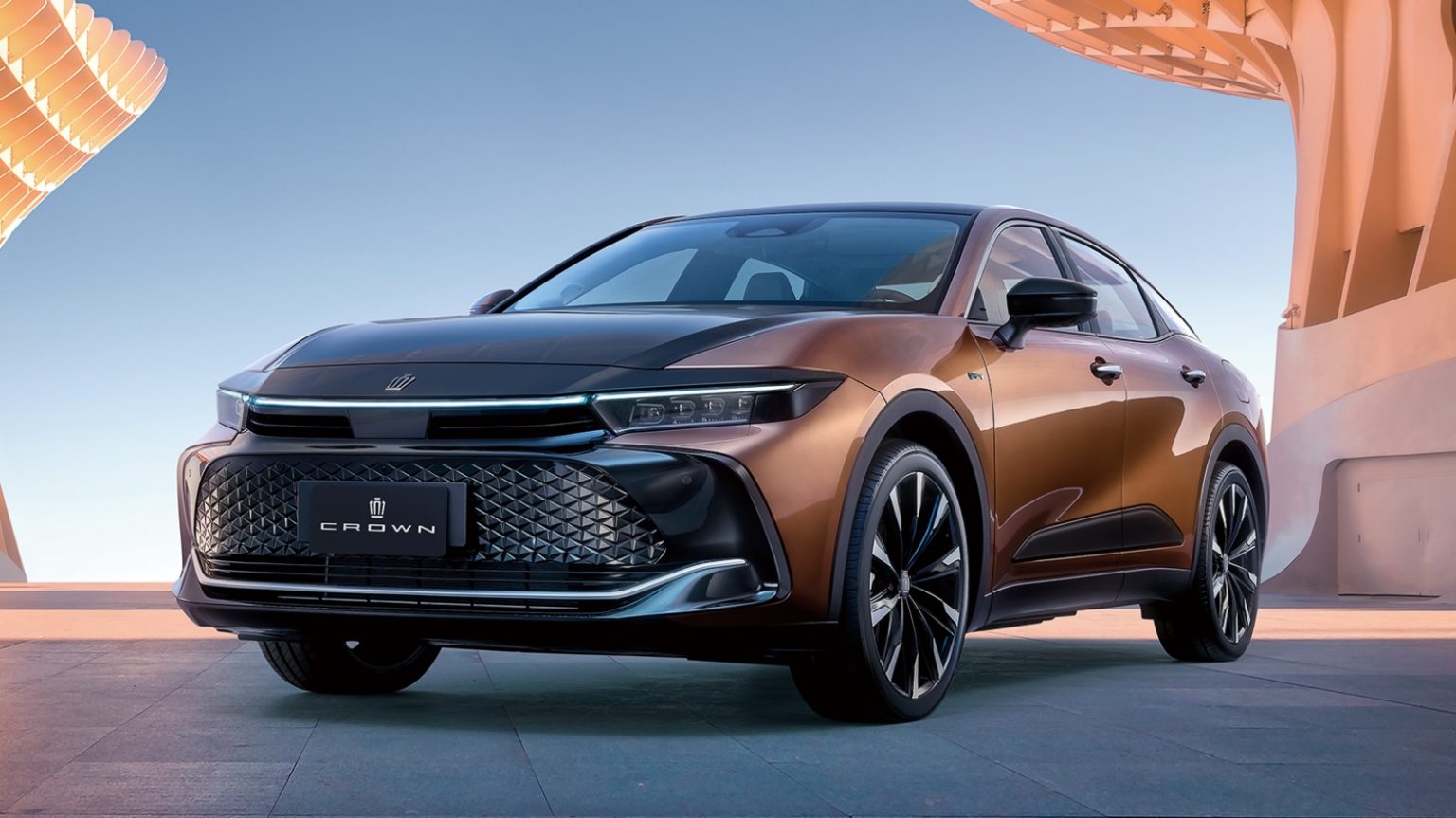 Toyota Crown皇家版新增DRS後輪轉向！皇冠新年式車價最高漲3萬 | 地球黃金線