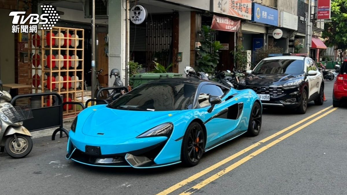 台中藍色麥拉倫違停無法掩蓋高魅力！遊客與網紅當成「打卡景點」急忙合影 | 地球黃金線