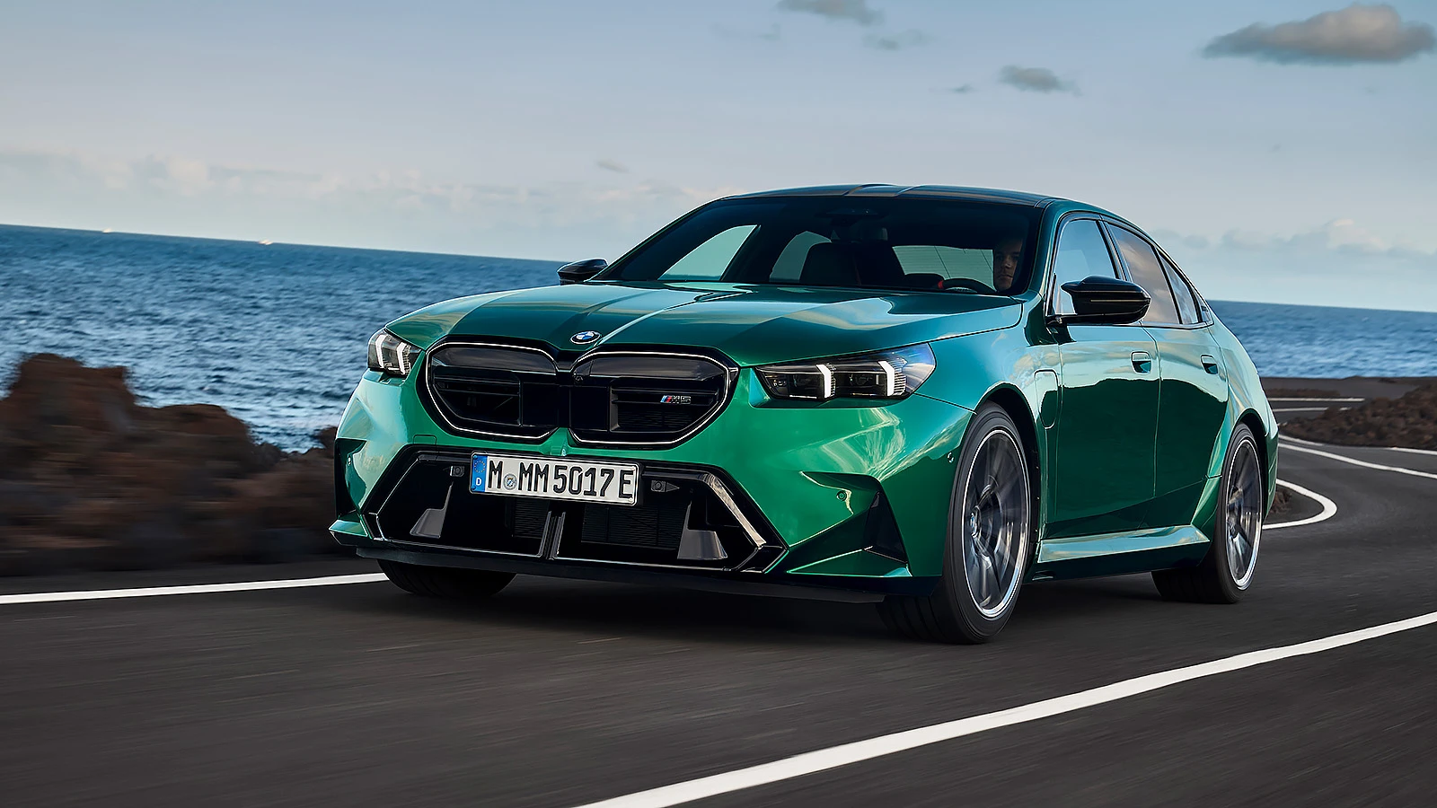 大改BMW M5首演，強植M Hybrid插電式油電動力迸發727匹大馬力 | 地球黃金線