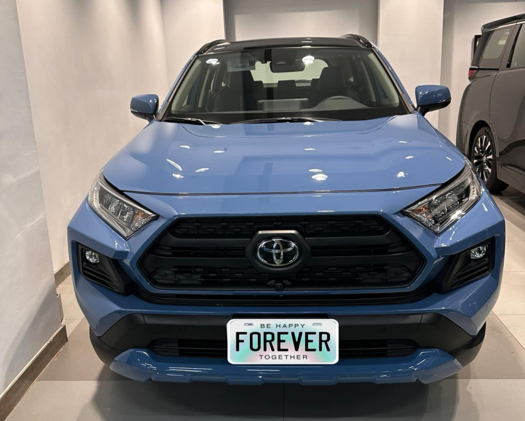 蘇宗怡喜入坑RAV4 Adventure！稀有石漠藍落地先改這處全台唯一 | 地球黃金線