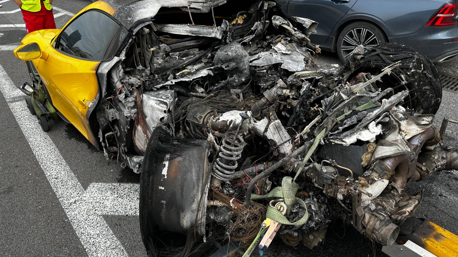 對岸Ferrari F8行駛一半突起火！疑代駕全程一檔開車慘釀禍 | 地球黃金線