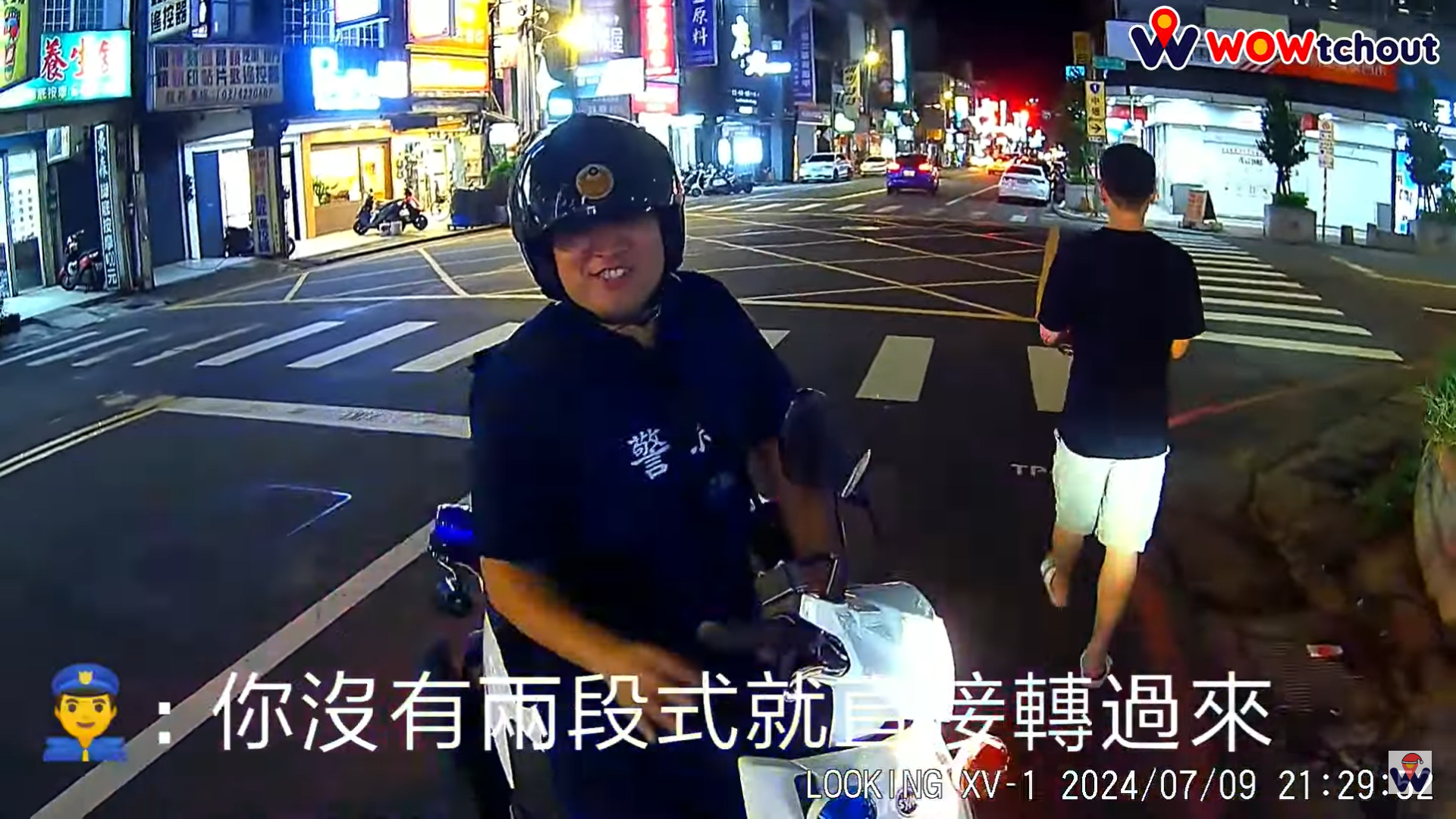 機車合法直接左轉巧遇警質疑沒待轉，雙方和平與理性溝通獲得網友大力稱讚 | 地球黃金線