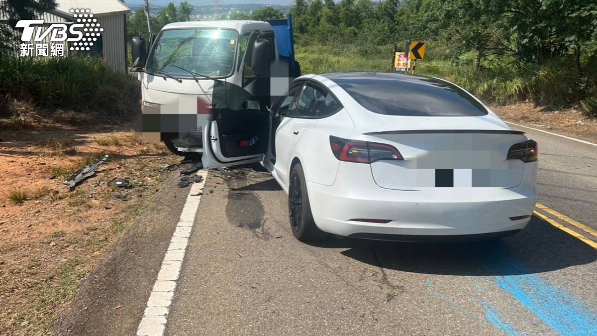 台中特斯拉Model 3逆向對撞貨車車頭全毀釀3傷，藍色電池冷卻液灑滿道路 | 地球黃金線