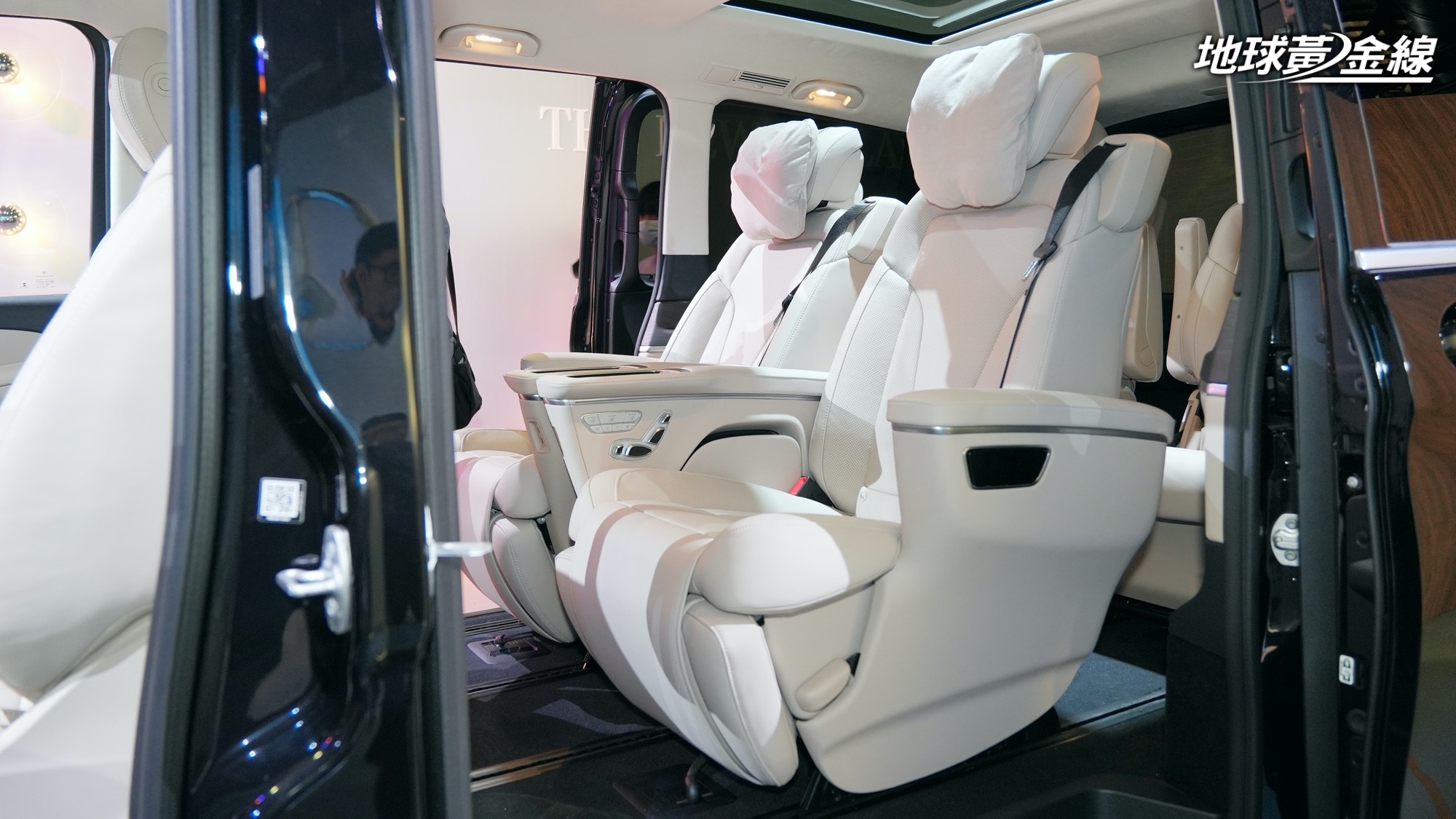 全新小改款M-Benz V-Class售價262萬起，豪華外觀與奢華內裝全面升級 | 地球黃金線