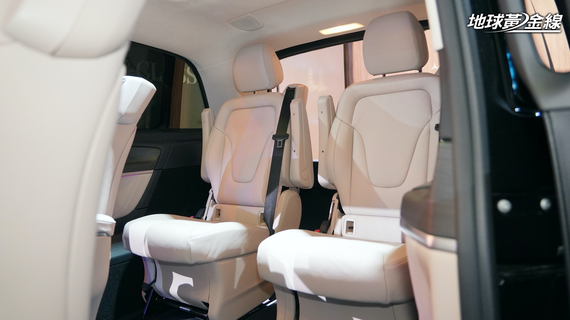 全新小改款M-Benz V-Class售價262萬起，豪華外觀與奢華內裝全面升級 | 地球黃金線