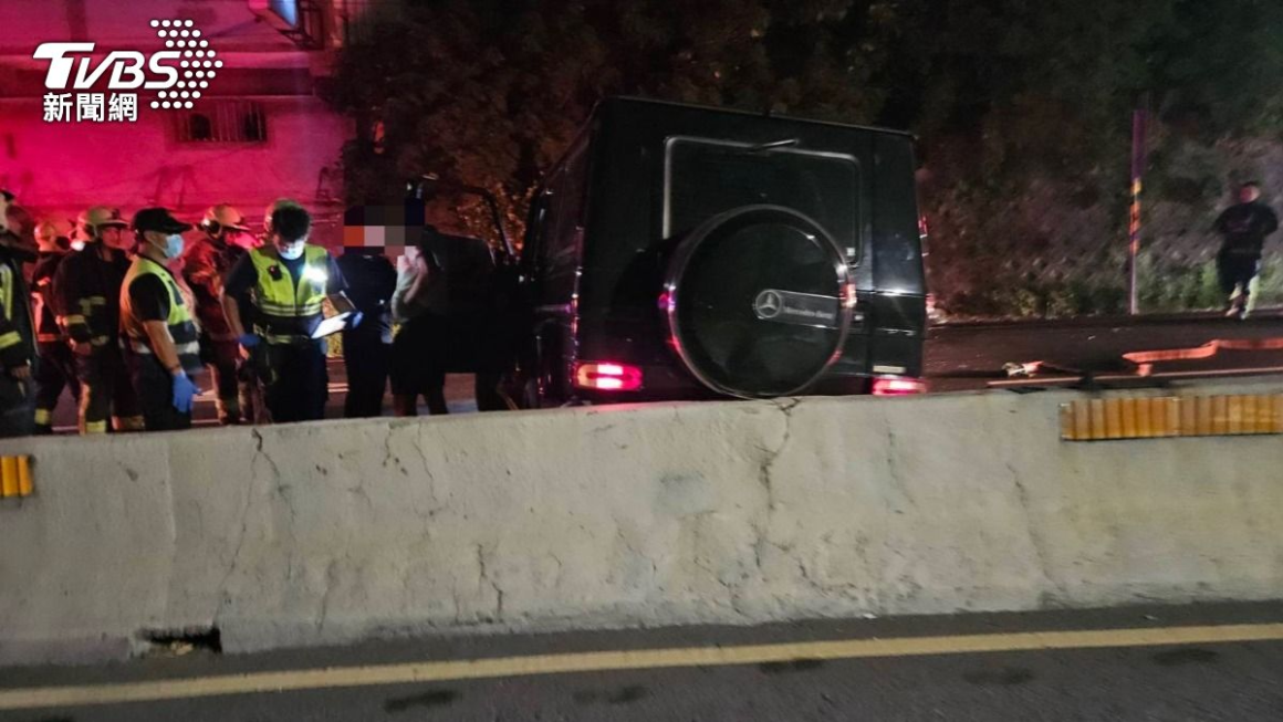 28歲男駕駛賓士G 63失控自撞山壁！千萬級「大G」車頭損毀油箱破裂 | 地球黃金線
