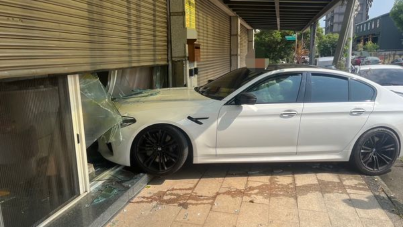 中古車行員工無法駕馭BMW M5大馬力失控撞診所！老闆：整體維修預估200萬 | 地球黃金線