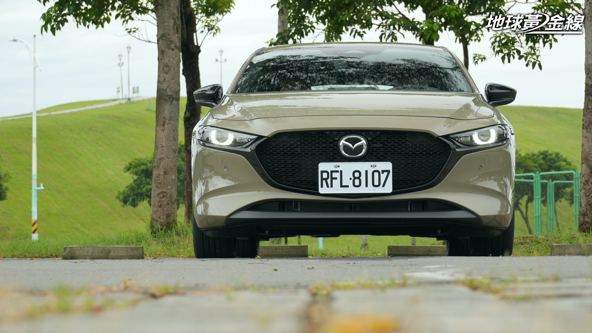 試駕／Mazda3 20S Retro Sports Edition，新增「鋯石棕」配色內外質感更加分 | 地球黃金線