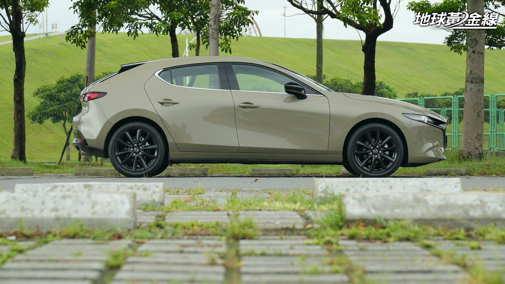 試駕／Mazda3 20S Retro Sports Edition，新增「鋯石棕」配色內外質感更加分 | 地球黃金線