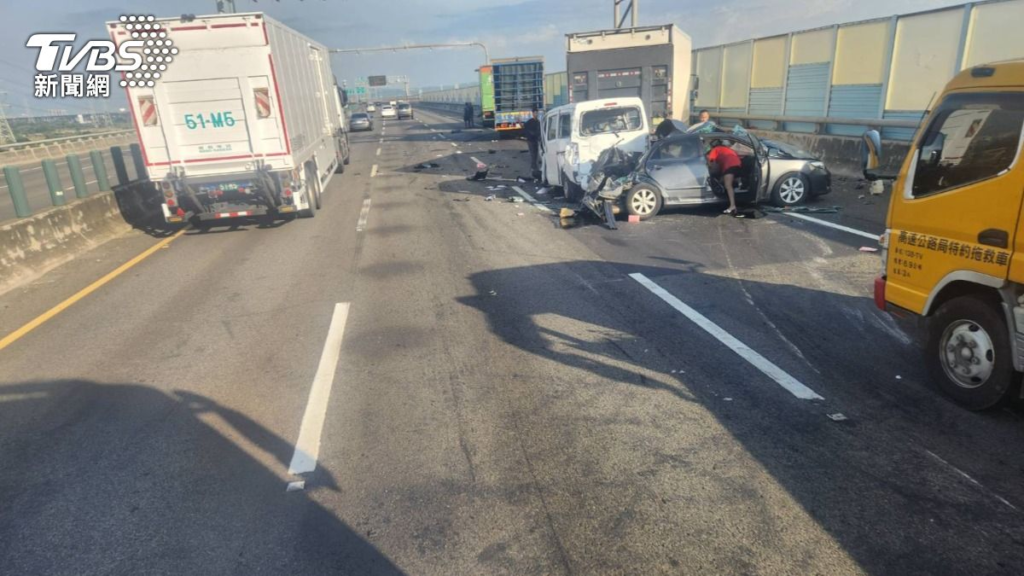 2024年7月國道5起重大車禍釀13人傷亡！肇因涵蓋「喝水、滑手機、撿東西」 | 地球黃金線