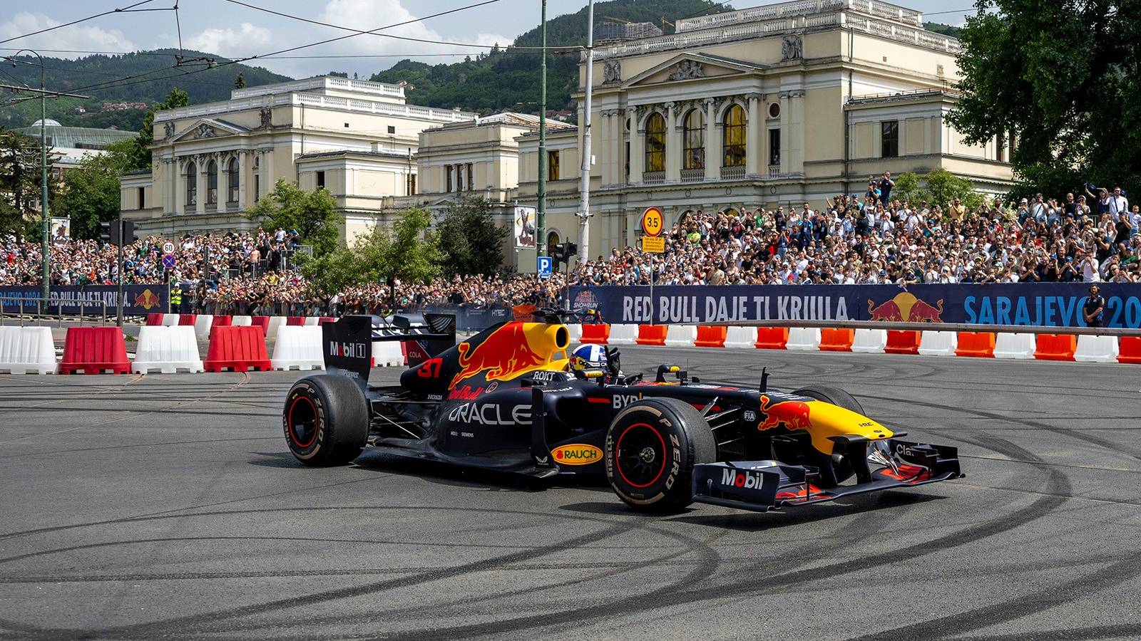 想看紅牛卻只剩黃牛可看？台中F1封街賽價格哄抬14倍市府要出手 | 地球黃金線