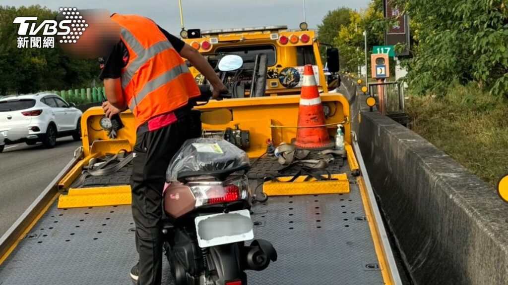 無照女大生騎115機車上國道超過10公里！露美背沒安全帽惹議：高速公路挺安全的？ | 地球黃金線