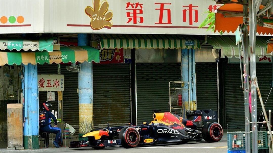 捕捉紅牛F1賽車台灣街頭臨停！除被檢舉噪音在國外還曾收到「違規停車」罰單 | 地球黃金線
