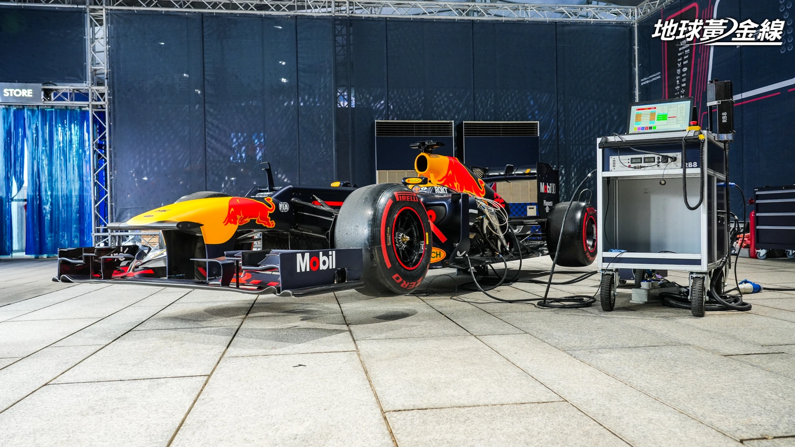 Red Bull RB8搶先開箱，2012 Red Bull冠軍賽車近距離直擊 | 地球黃金線
