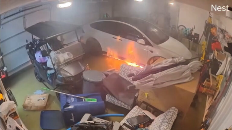 特斯拉電動休旅泡在鹽水突起火，燒成火球慘成颶風海倫受災車 | 地球黃金線