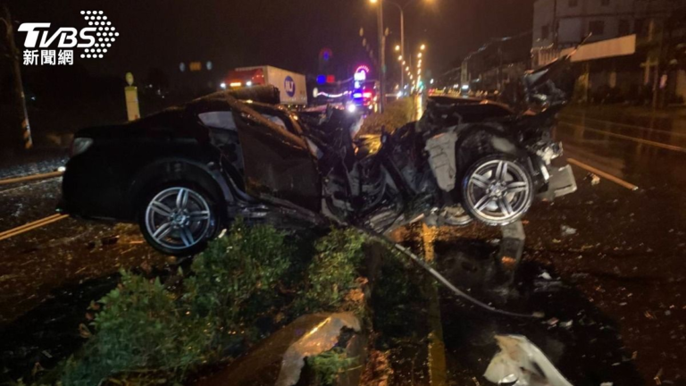 颱風山陀兒侵台前深夜釀驚悚車禍！18歲男駕駛BMW失控撞分隔島斷成V字 | 地球黃金線
