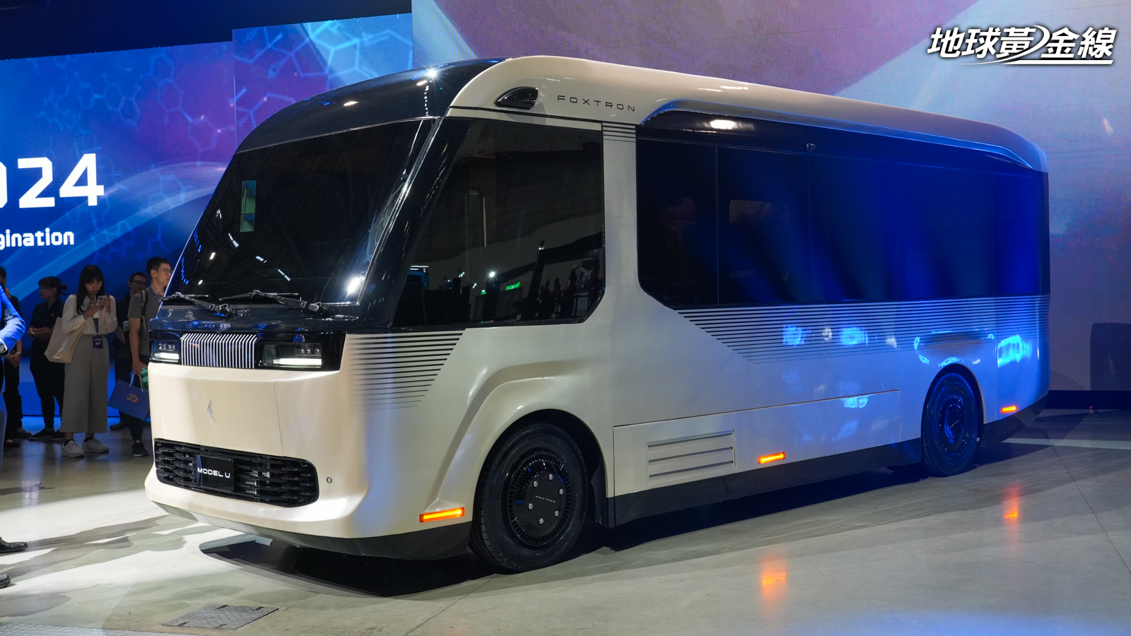 鴻海Model U電動中巴首現身，客製化座艙豪華鋪陳最多可載21人 | 地球黃金線