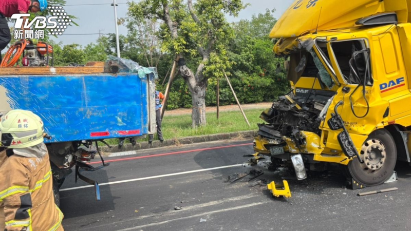 台南貨櫃車追撞曳引車貨斗，車頭變形嚴重駕駛受困身亡 | 地球黃金線