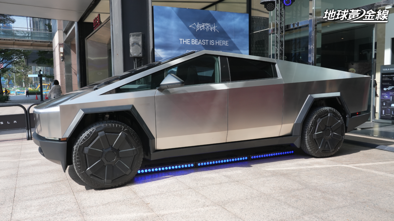 Cybertruck台灣巡迴時間地點公布！達人Money在特斯拉展間化身GD嘆：等3年了 | 地球黃金線