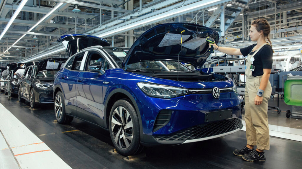 福斯工會正式發起罷工！近10萬名員工聚集抗議不滿勞資條件 | 地球黃金線