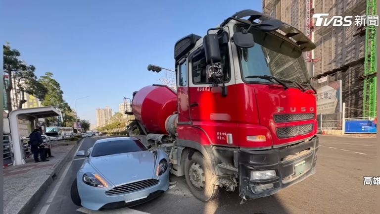 千萬級Aston Martin與水泥車擦撞毀左車頭！車行初估維修費上看150萬 | 地球黃金線