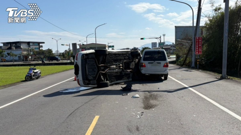 宜蘭賓士追撞前車害自己側翻！2車乖乖等紅燈慘捲車禍中 | 地球黃金線