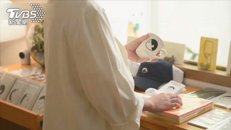 太潮的周邊！Karencici短T走Y2K風 周湯豪5款手機殼辣妹超愛│TVBS新聞網