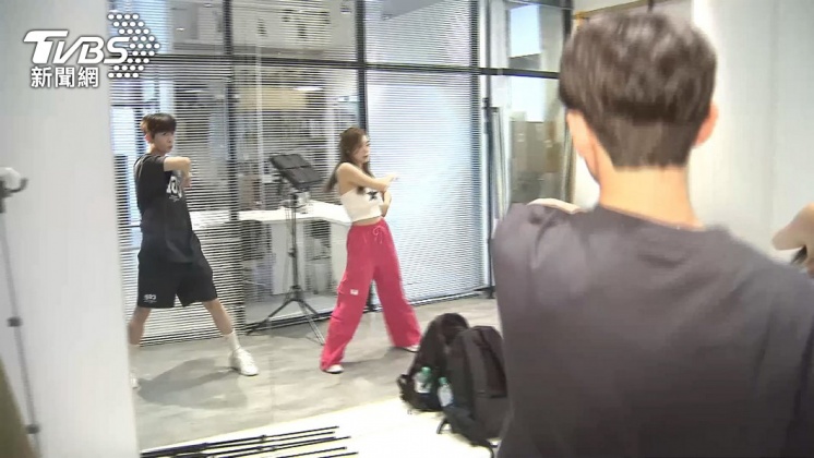 速食品牌聯名NewJeans 發起「Chicken Dance挑戰」社群超夯│TVBS新聞網