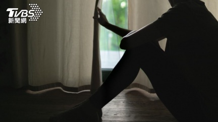 33.6萬的照片！2女高架橋上「演習擺pose」 警方要罰了│TVBS新聞網