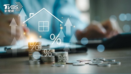 在機上換sim卡慘了！空服員籲「3事」別做：全趴地上找│TVBS新聞網