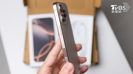 iPhone17 Pro Max最新實機模型曝 機身變厚、相機模組巨大│TVBS新聞網