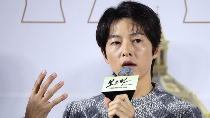 GD躺舞台謝幕！「後輩偶像」無視路過？ 粉絲怒轟SBS：誇張│TVBS新聞網