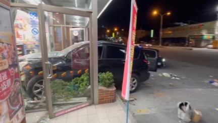 撞2200萬最貴法拉利休旅 騎士「眼神呆」坐路邊│TVBS新聞網