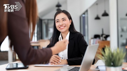 UNIQLO「1神包」瘋搶！大容量+寬背帶 這色剛上架就完售│TVBS新聞網