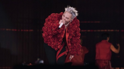 GD韓國開唱／CL睽違8年同台！白色西裝霸氣現身 舞台2雕像這含意│TVBS新聞網