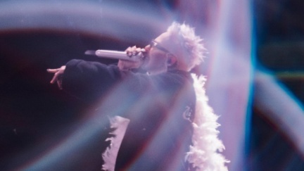 GD韓國開唱／CL睽違8年同台！白色西裝霸氣現身 舞台2雕像這含意│TVBS新聞網