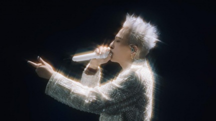 GD韓國開唱／CL睽違8年同台！白色西裝霸氣現身 舞台2雕像這含意│TVBS新聞網