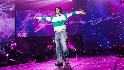 BoA眼神迷濛醉躺全炫茂肩膀！「親密捏臉全播出」公司嚇瘋急call│TVBS新聞網