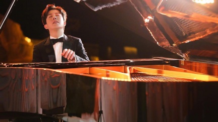 BoA眼神迷濛醉躺全炫茂肩膀！「親密捏臉全播出」公司嚇瘋急call│TVBS新聞網