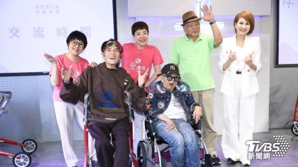 50歲林志玲「無濾鏡照」美麗曝光 合體老公AKIRA現真實狀態│TVBS新聞網